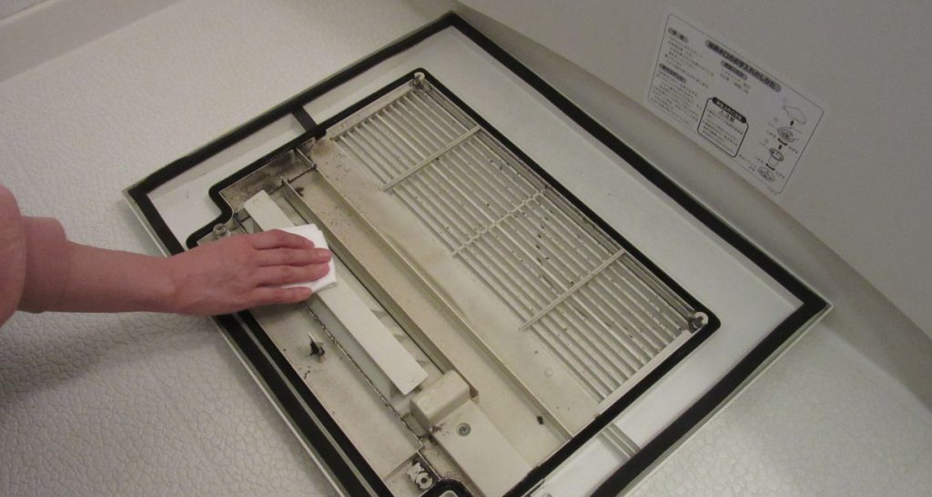 お風呂の換気扇掃除をタイプ別に紹介。はずし方や掃除のコツも解説 | 家事ネタ